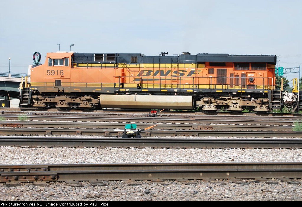 BNSF 5916